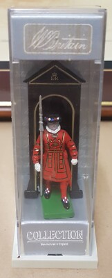 Britains Collection Beefeater & Sentry Box In Plastic Display Case ...