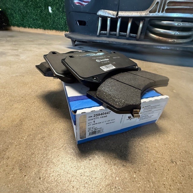 (1) OEM GM Brembo CTS-V Front Brake Pads w/ Pin Kit ZL1 ATS-V 25940447 ...
