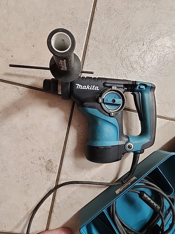 Makita HR2811F Concrete Rotary Hammer Drill Handle Original Case Depth ...