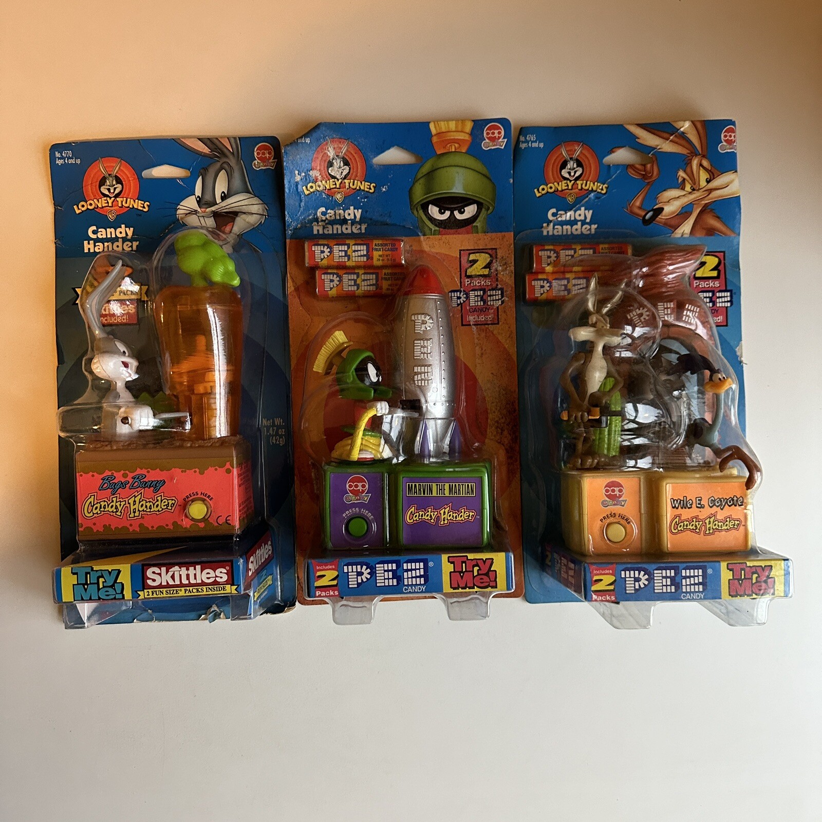 PEZ Looney Tunes Wile E Coyote Candy Hander 1998 # 4765 on Card for ...