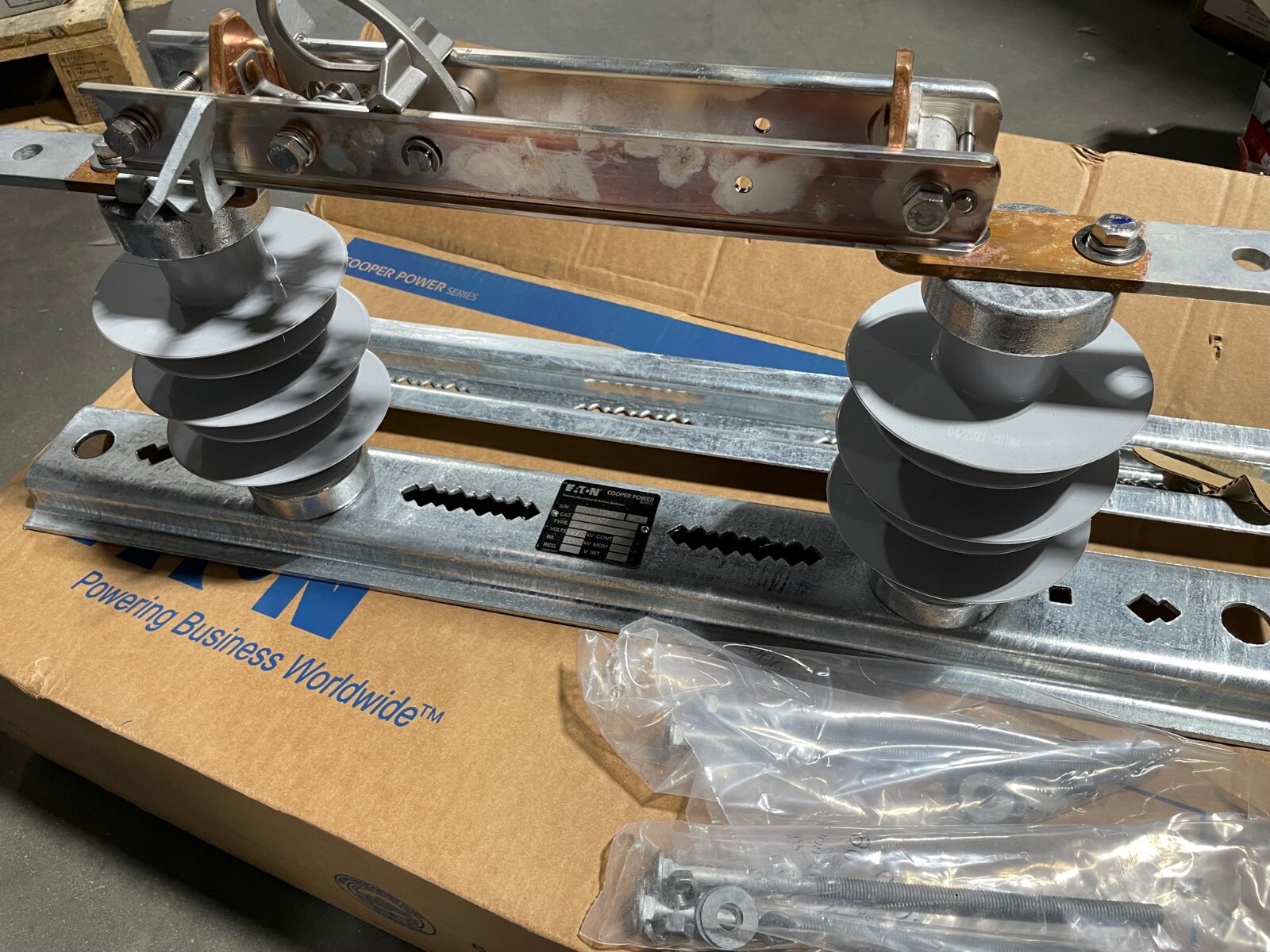 Eaton Cooper Power D73P Disconnect Switch D73P26S0E 27KV 125KV BIL 600 eaton-cooper-power-d73p-disconnect-switch-d73p26s0e-27kv-125kv-bil-600