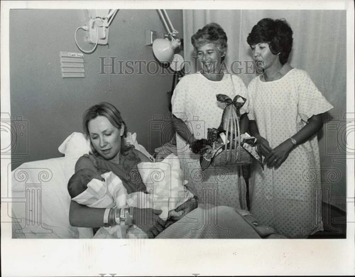 1981 Press Photo Serena Cook and new babies get gifts from Junior ...