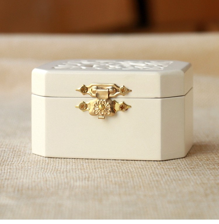 WHITE WOOD OCTAGON CARVING MUSIC BOX ♫ RAINDROP KEEP FALLING ON MY HEAD ...