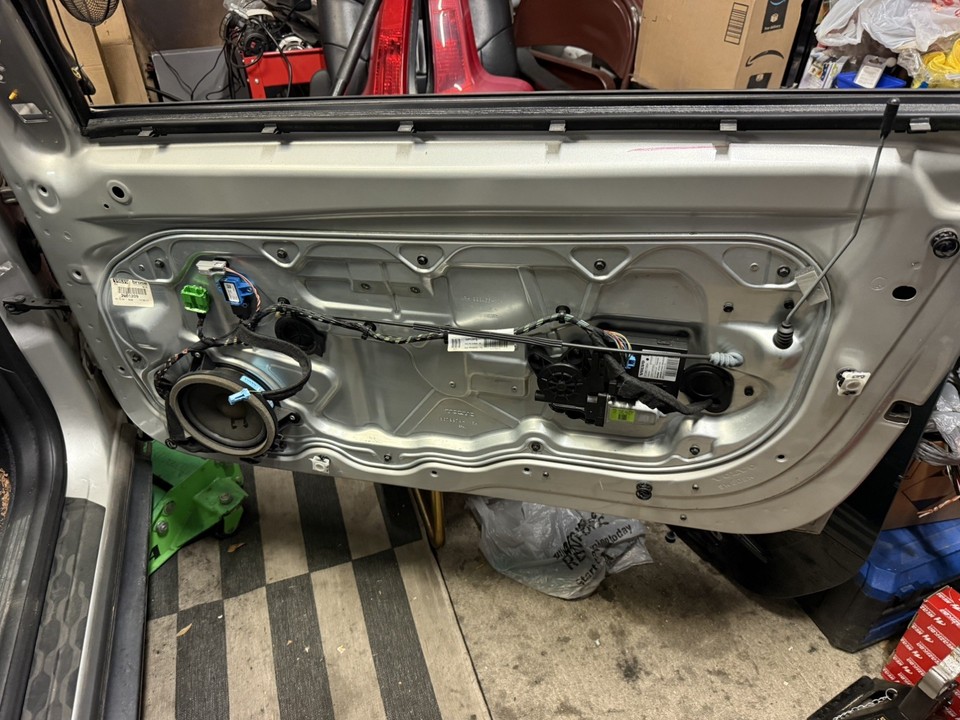 Front Right Door Power White OEM 07 08 09 10 11 12 13 Volvo C30 R ...