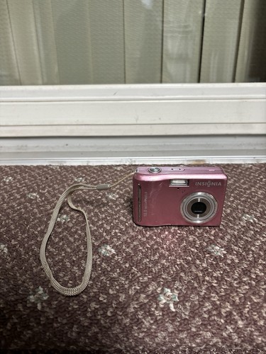 Insignia NS-DSC10A 10.0MP Digital Camera W/ Case & Strap - Pink ...