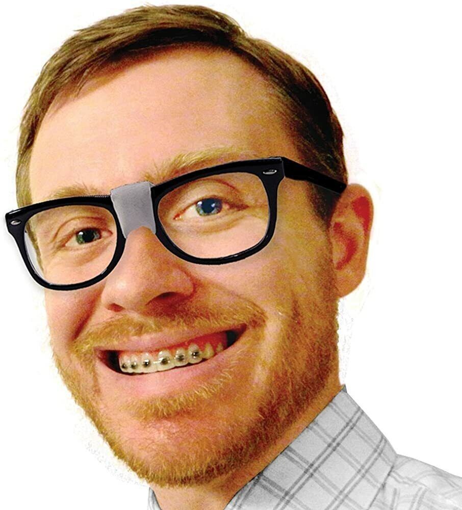 Cara Sonriente De Nerd Con Brackets