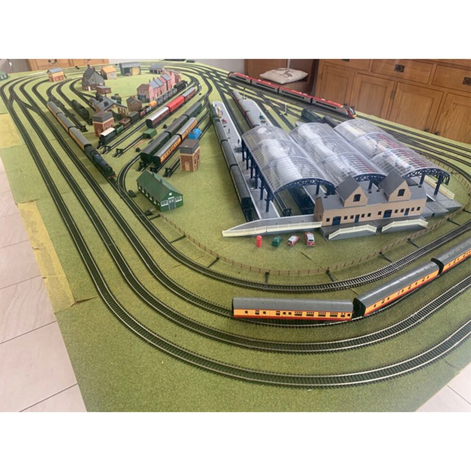 HORNBY Digital Train Set HL16 Jadlam 2020 Large Layout with 2 Trains ...