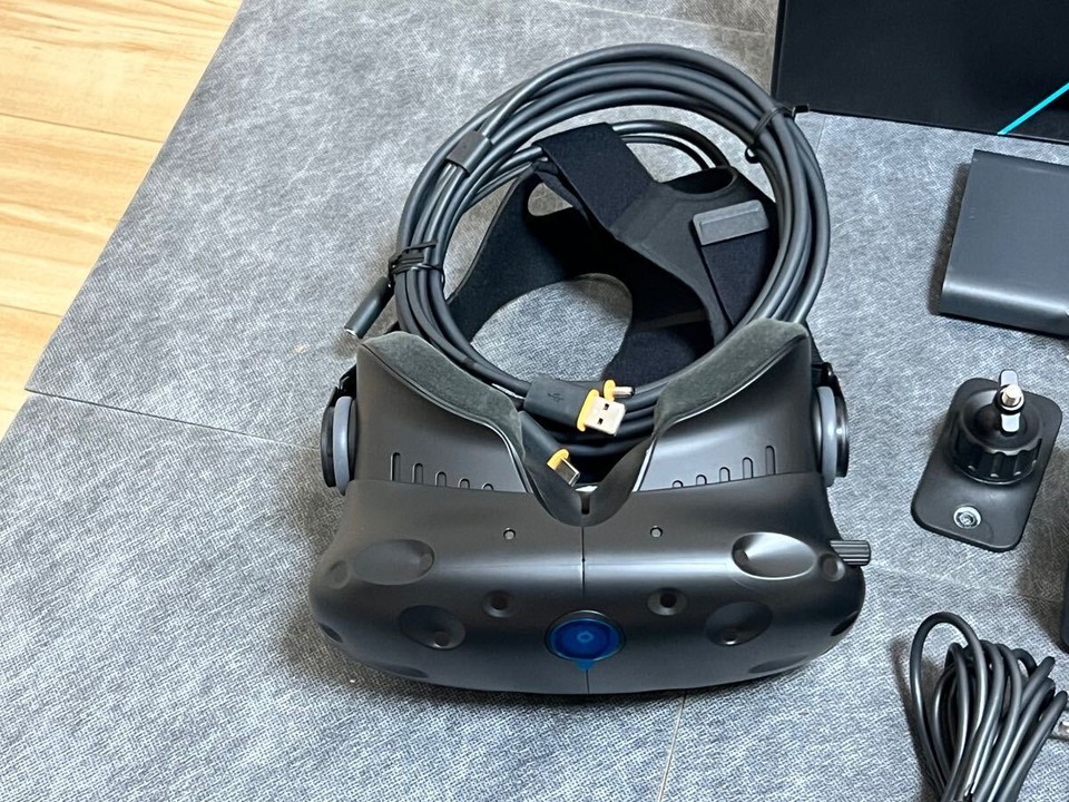 HTC Vive Full Kit W/Controllers Cables Original Box EXCELLENT Operation ...
