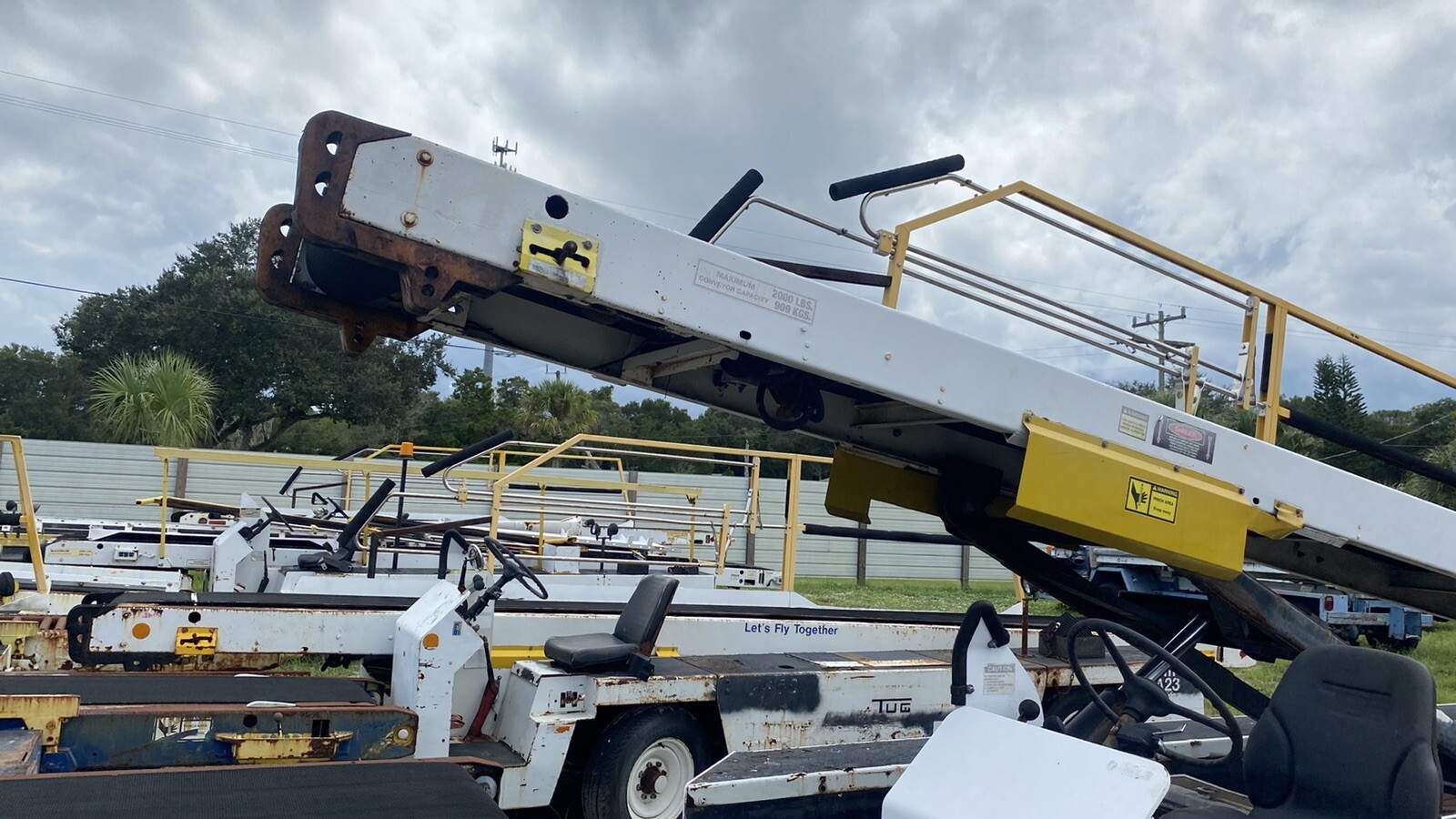 Tug belt loaders Beltloader 660 Fully Operational Ground Support ...