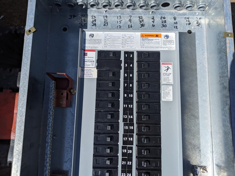 Cutler Hammer PRL1 Panelboard 225A 120/208 Volt 3 Phase 4W 42 Space Pow ...