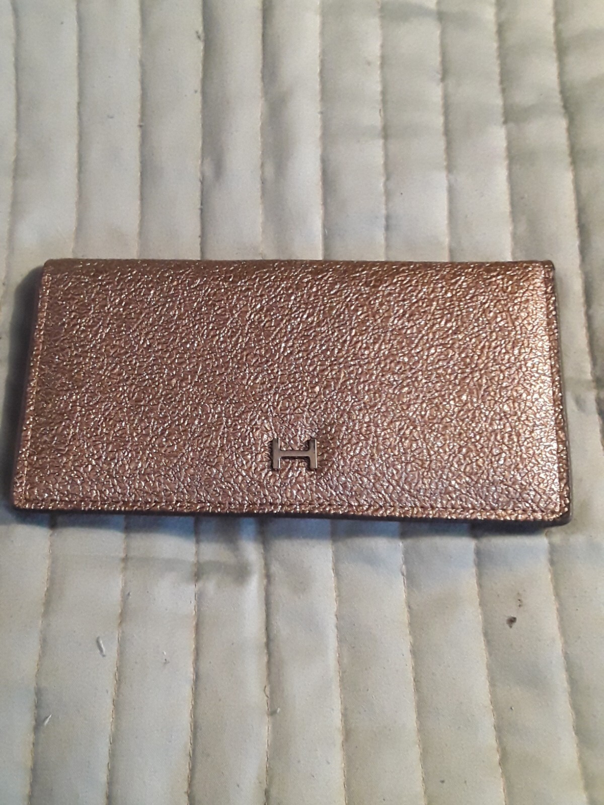 HALSTON BIFOLD WALLET AND CARD HOLDER METALLIC PEBBLE… - Gem