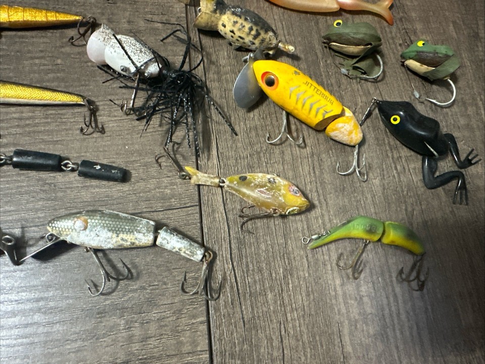 Lot Of 16 Vintage Fishing Lures Frog Buzzer Torpedo Hula Popper Voodoo ...