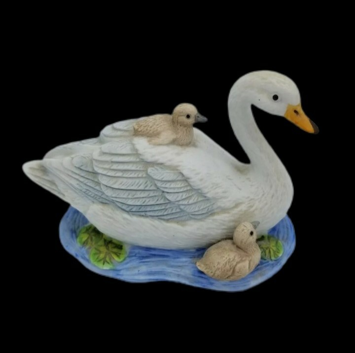 Homco Beautiful Porcelain Swan w/ Babies Figurine #1427 6x4" Bird ...