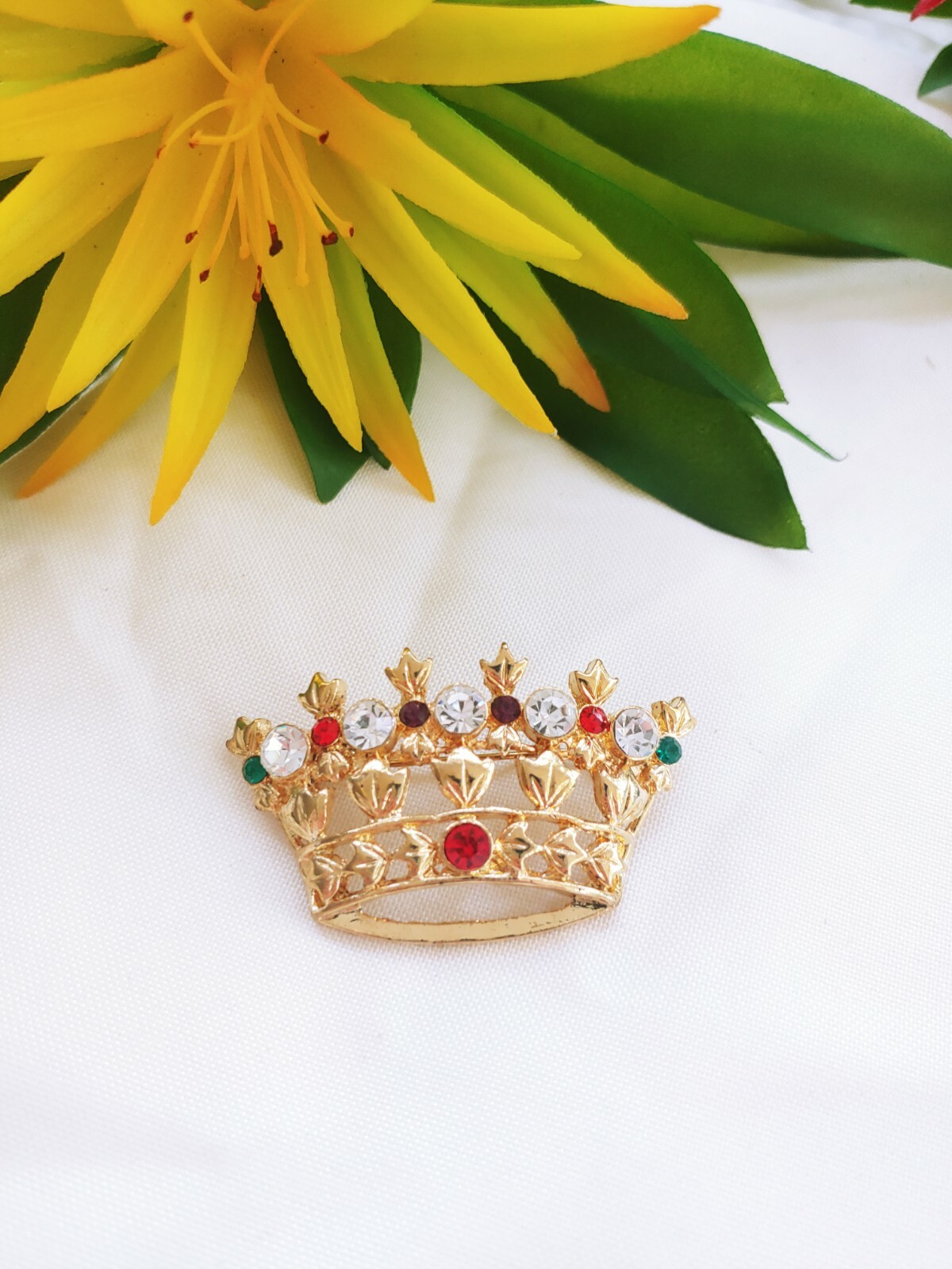 Vintage Brooch pin crown queen king red purple clear Green clear ...