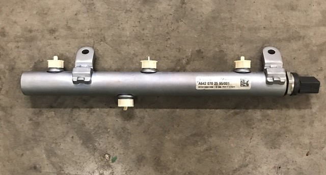 MERCEDES R350 Ml GL E Diesel Right Fuel Injector Rail 3.0l CDI ...