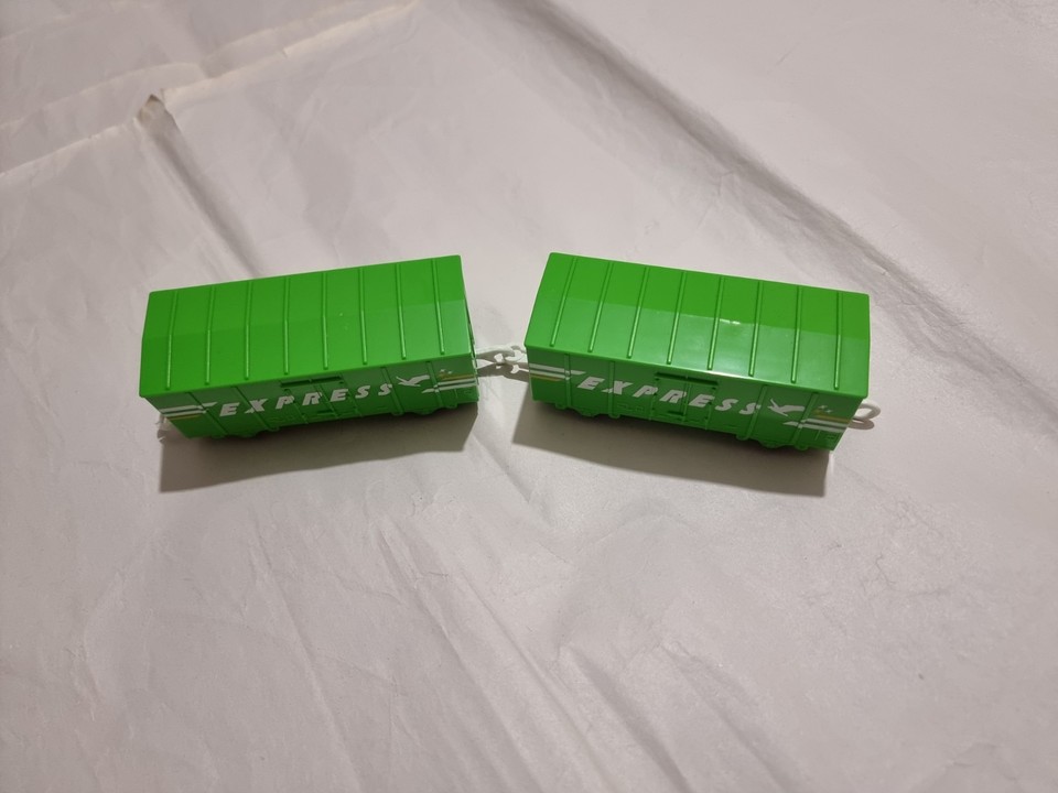 TOMY TOMICA PLARAIL THOMAS COMPAT Trackmaster 2 X GREEN EXPRESS VAN ...