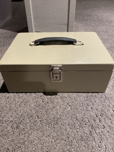 MMF Industries Locking Cash Box 7 Compartment Tray Plus Security Key (2 ...