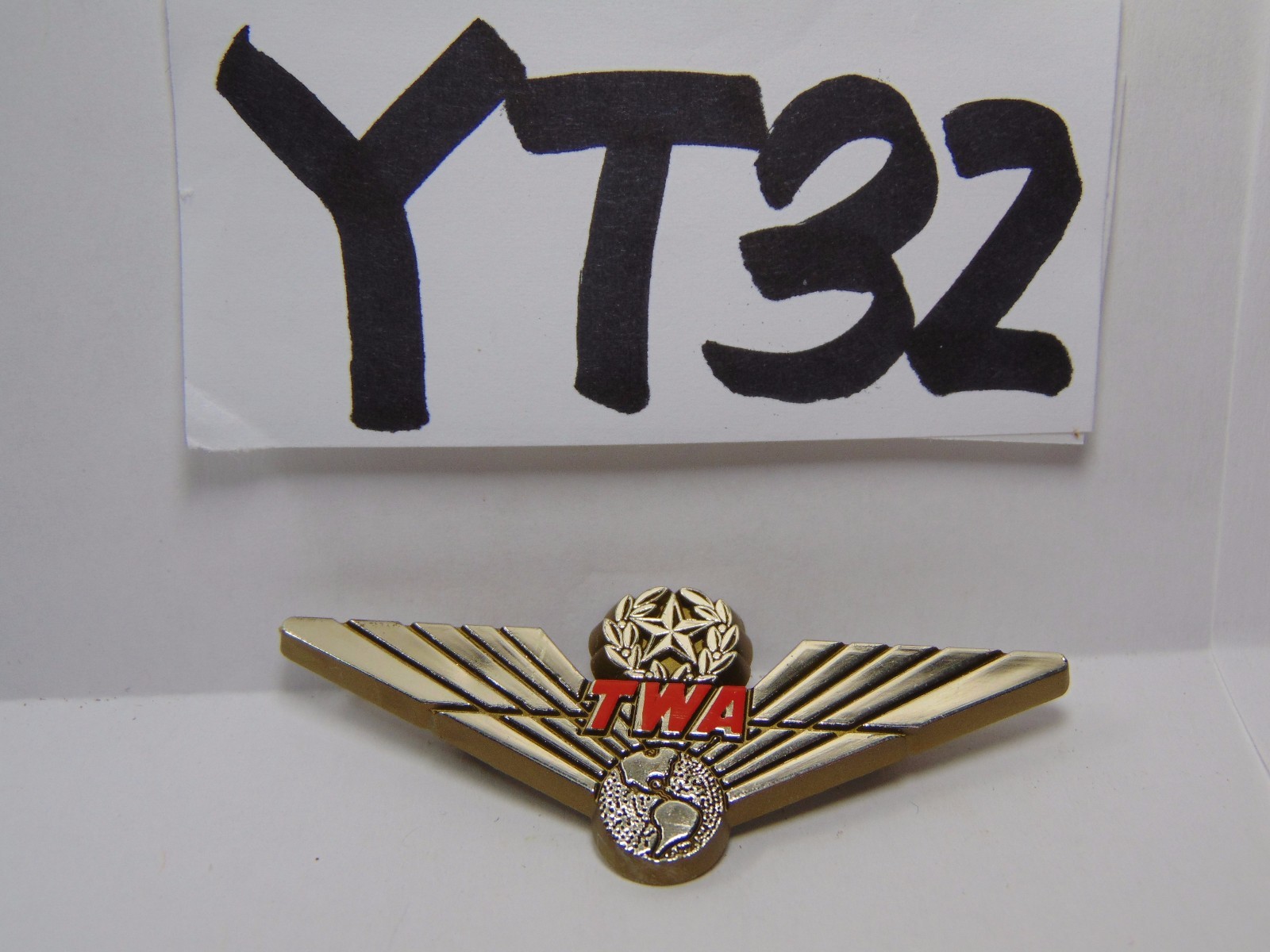 VINTAGE 1980'S TWA PLASTIC GOLD TONE WINGED PIN PIN-BACK PILOT WINGS ...