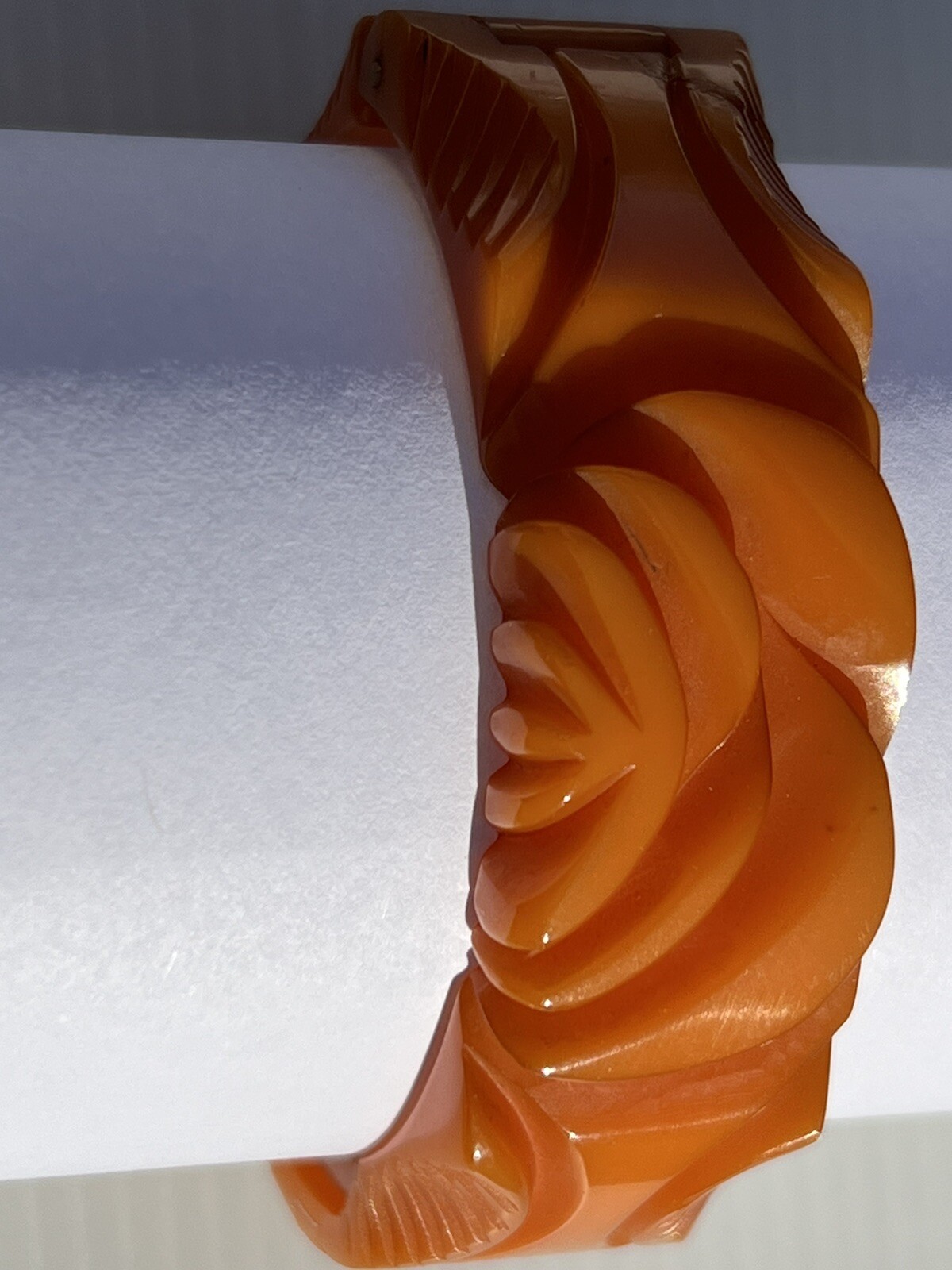 ANTIQUE VINTAGE BAKELITE ART DECO NOUVEAU CARVED FLOW… - Gem