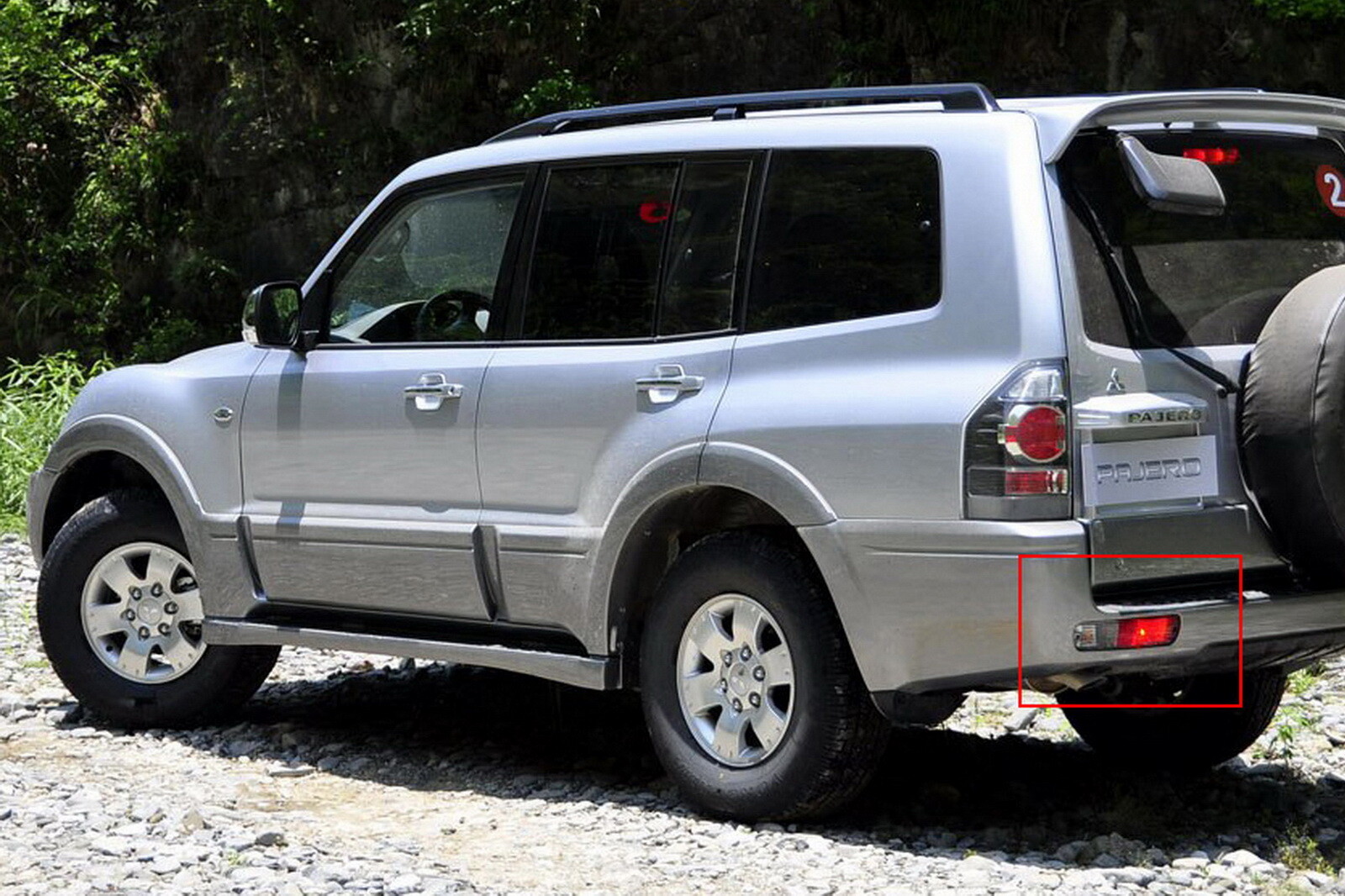 For Mitsubishi Pajero Montero Shogun 2002-2006 Rear Bumper Reflector ...