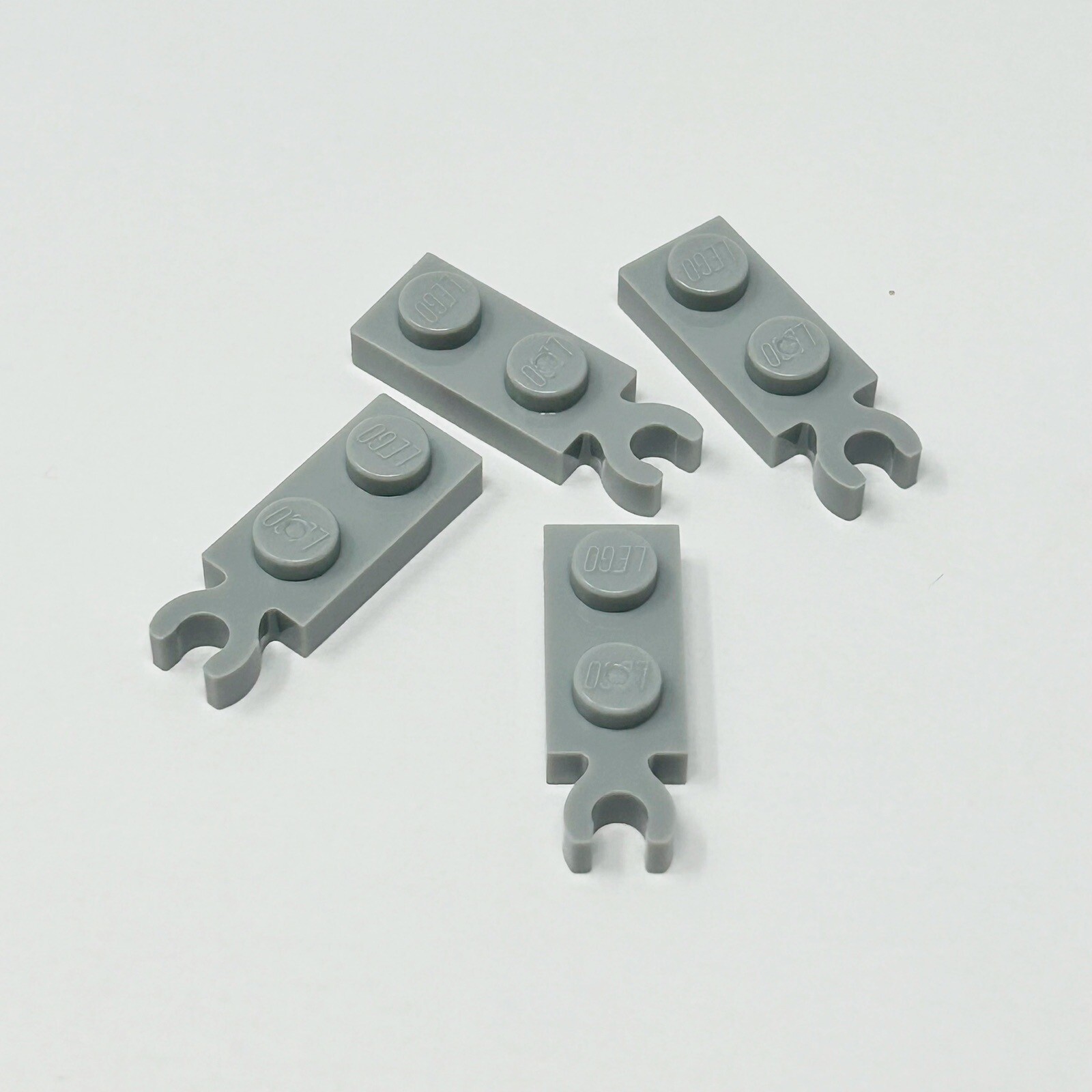 78256 LEGO Plate Modified 1x2 Clip on End (Vertical Grip) LIGHT BLUISH ...