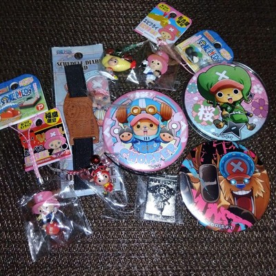 One Piece Chopper 9 Piece Merchandise Set Badges Straps Charms | eBay