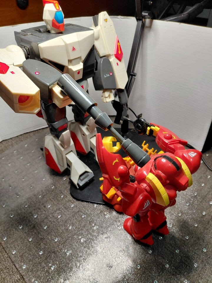 ROBOTECH MATCHBOX 1985 VERITECH HOVER TANK vs ROBOTECH MASTER BIOROID ...