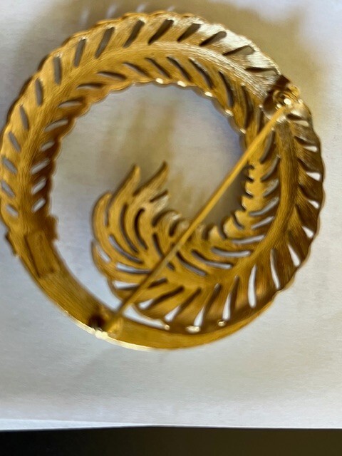 Trifari marked vintage brooch White curled feather - Gem