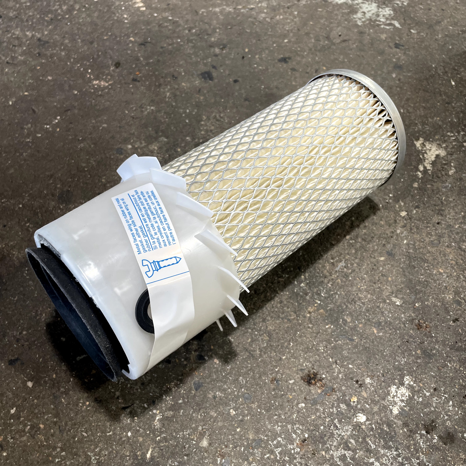 DONALDSON P181050 - Air filter cross reference