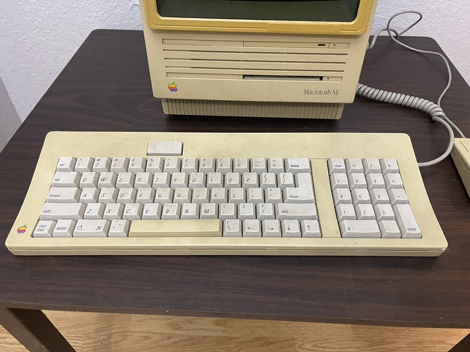 Vintage Apple Macintosh SE Computer, Keyboard, Mouse, It All Works ...