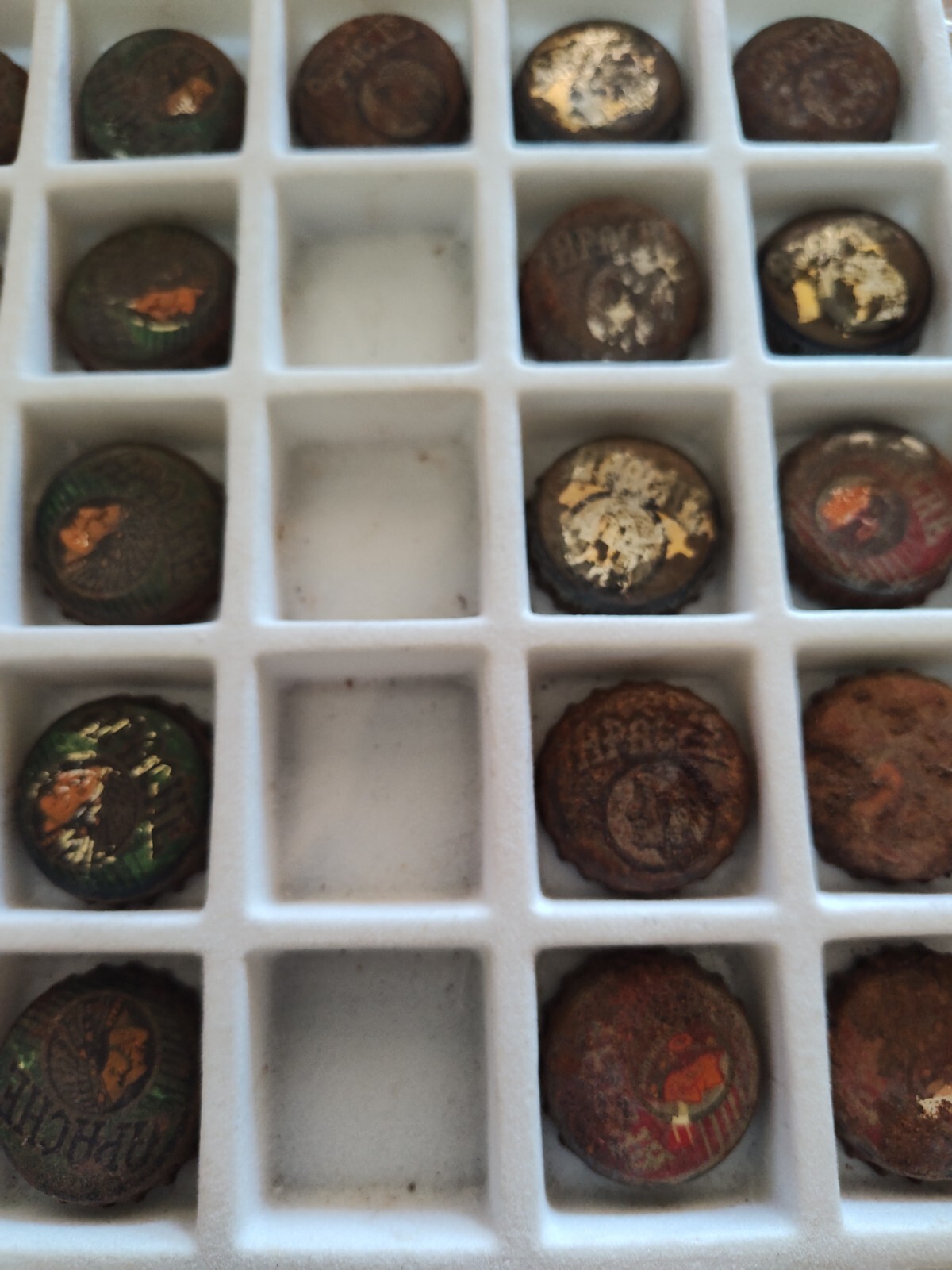Apache Beer Cork Lined Caps 1930s Arizona Brewing Tray Of 46 Caps | eBay