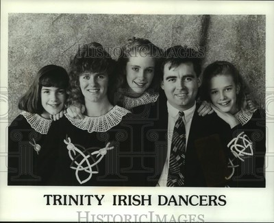 1990 Press Photo Mark Howard, director of Trinity Irish Dancers, with ...