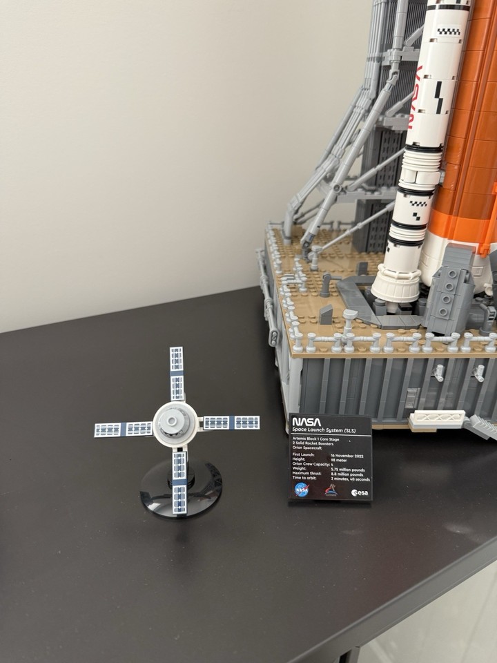 Lego NASA: ARTEMIS SPACE LAUNCH SYSTEM 10341, Manual, Built once and re ...