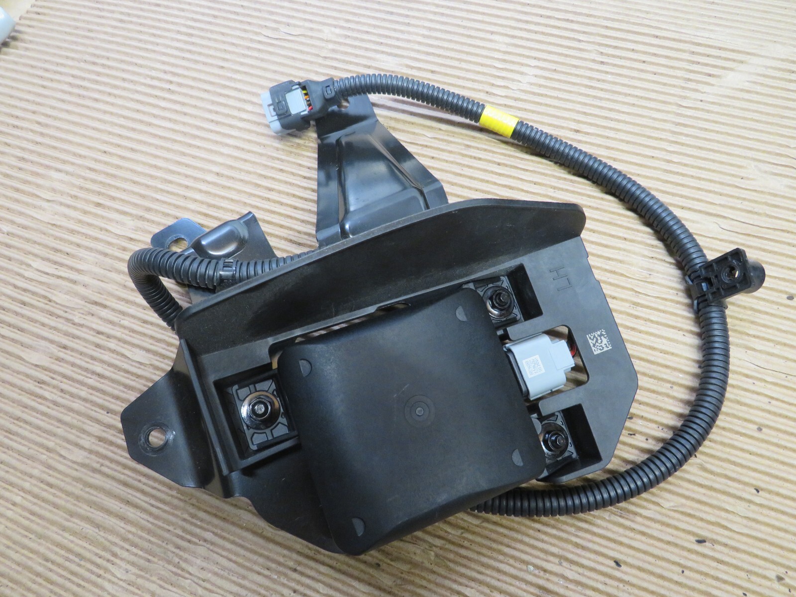 2021-2022 HYUNDAI PALISADE SEL LEFT REAR BLIND SPOT SENSOR W/BRACKET 1K ...