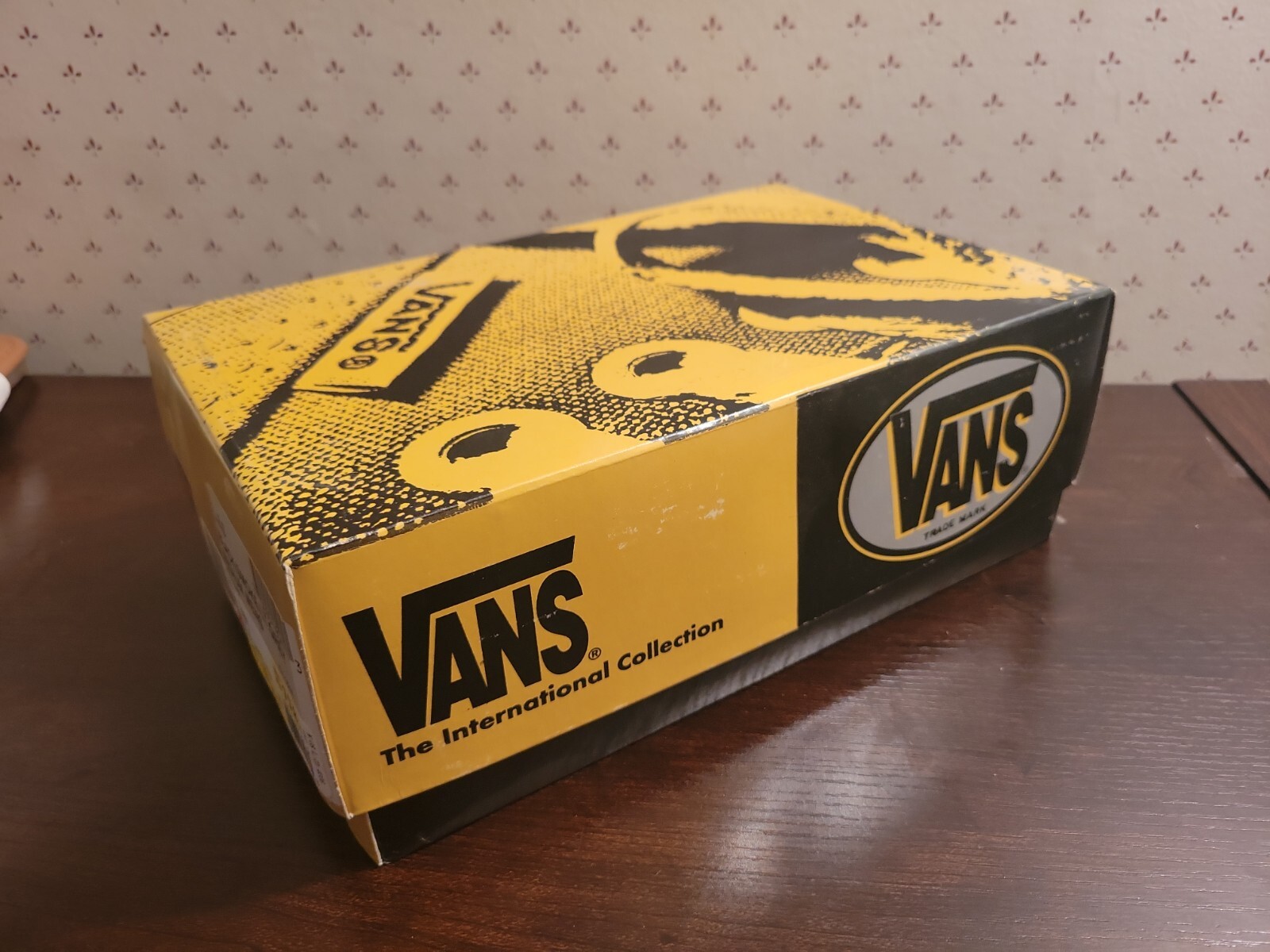 VINTAGE Vans 80s Shoebox International Collection For… - Gem