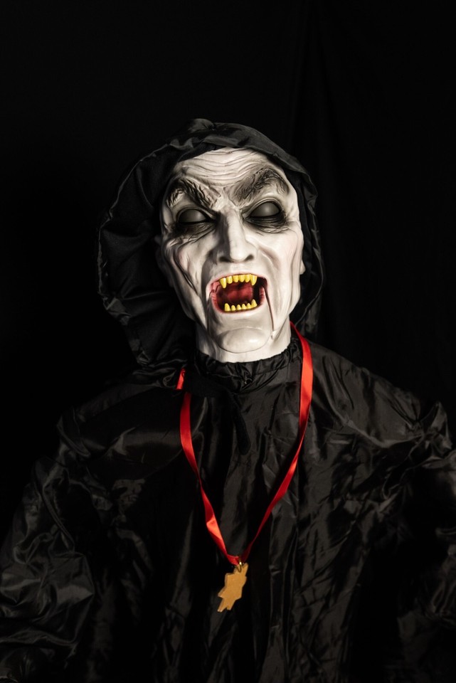 Spirit Halloween 2010 Lurching Vampire Life Size Animatronic Horror ...