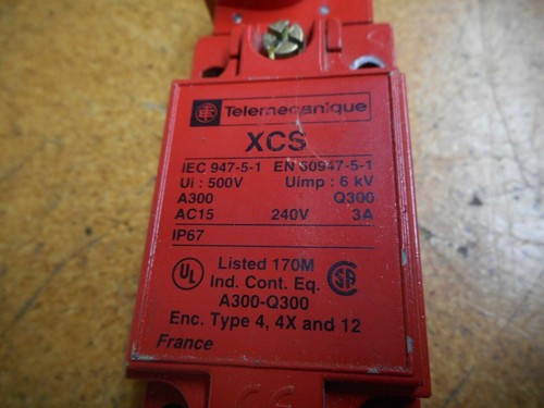 Telemecanique XCS-B703 Safety Interlock Switch 3A 240V AC15 A300-Q300 ...