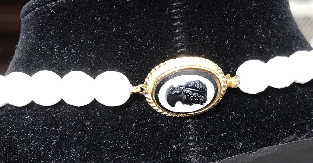 Vintage Geogous White Faceted Glass Bids Necklace 18” Cameo Clasp | eBay