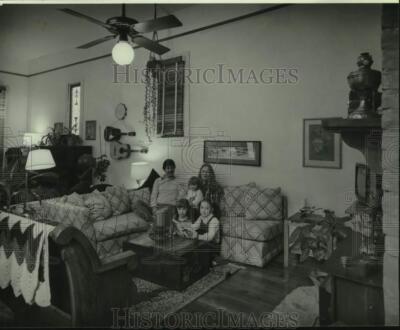 1983 Press Photo Mr. and Mrs. Gary Manuel and children in renovated ...