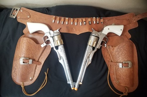 VINTAGE HUBLEY COLT 45 DIECAST CAP GUNS Embossed Dual Holster, 12 Prop ...