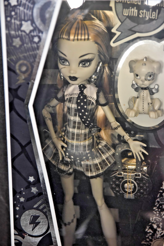 Monster High RARE Black & White Frankie Stein 2010 Limited Edition SDCC ...