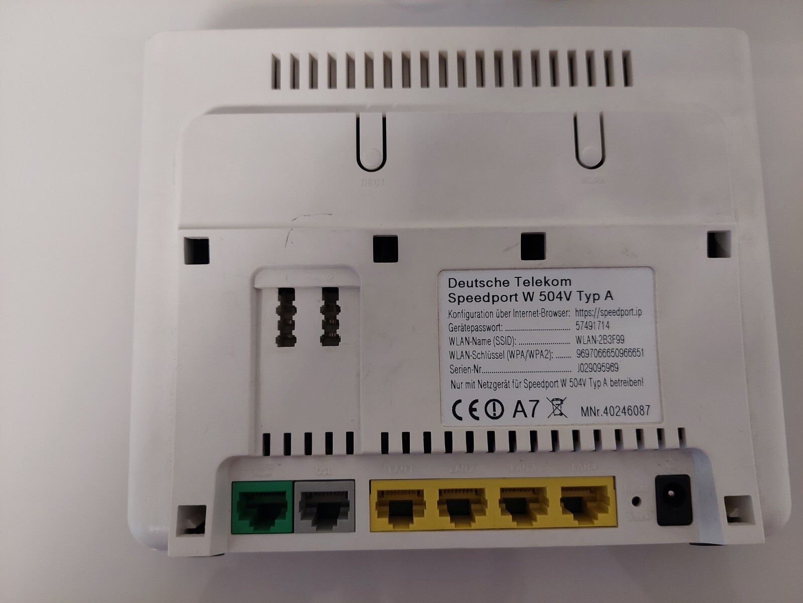 Deutsche Telekom Speedport W 504V 300 Mbps 4-Port 100 Mbps Funk Router ...