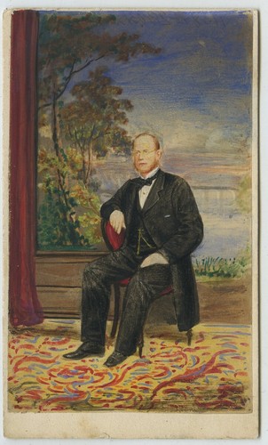 CDV entièrement colorisée J. F. Long, Exeter. Homme assis devant un ...