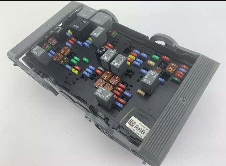 Fuse Box Relay Junction Block 25941368 OEM Cadillac Chevrolet GMC 2010 ...