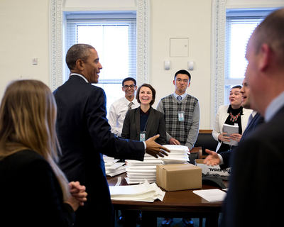 PRESIDENT BARACK OBAMA w/ WHITE HOUSE STAFF INTERNS IN 2015 8X10 PHOTO ...