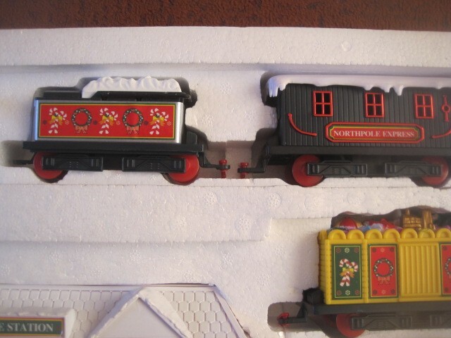 NORTHPOLE HOLIDAY EXPRESS CHRISTMAS TRAIN SET , FESTIVE, KIDS, BATTERY ...