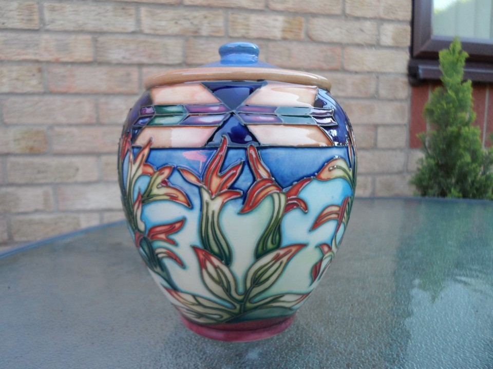 MOORCROFT POTTERY. INDIAN PAINTBRUSH PATTERN TOBBACO JAR. PHILLIP ...