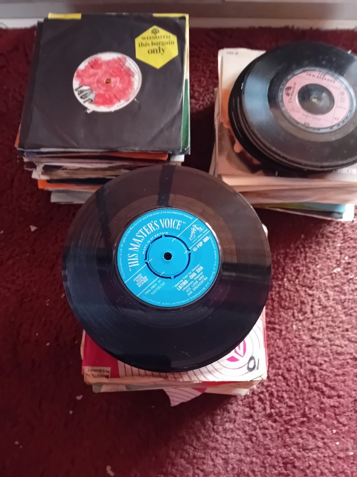 JOB LOT OF 324 x 7" SINGLES FROM THE 1950's, 60's, 1970's & 1980's ...