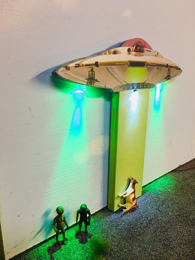 HO Scale UFO ALIEN FLYING SAUCER Scratch Built Flat-Front Background ...