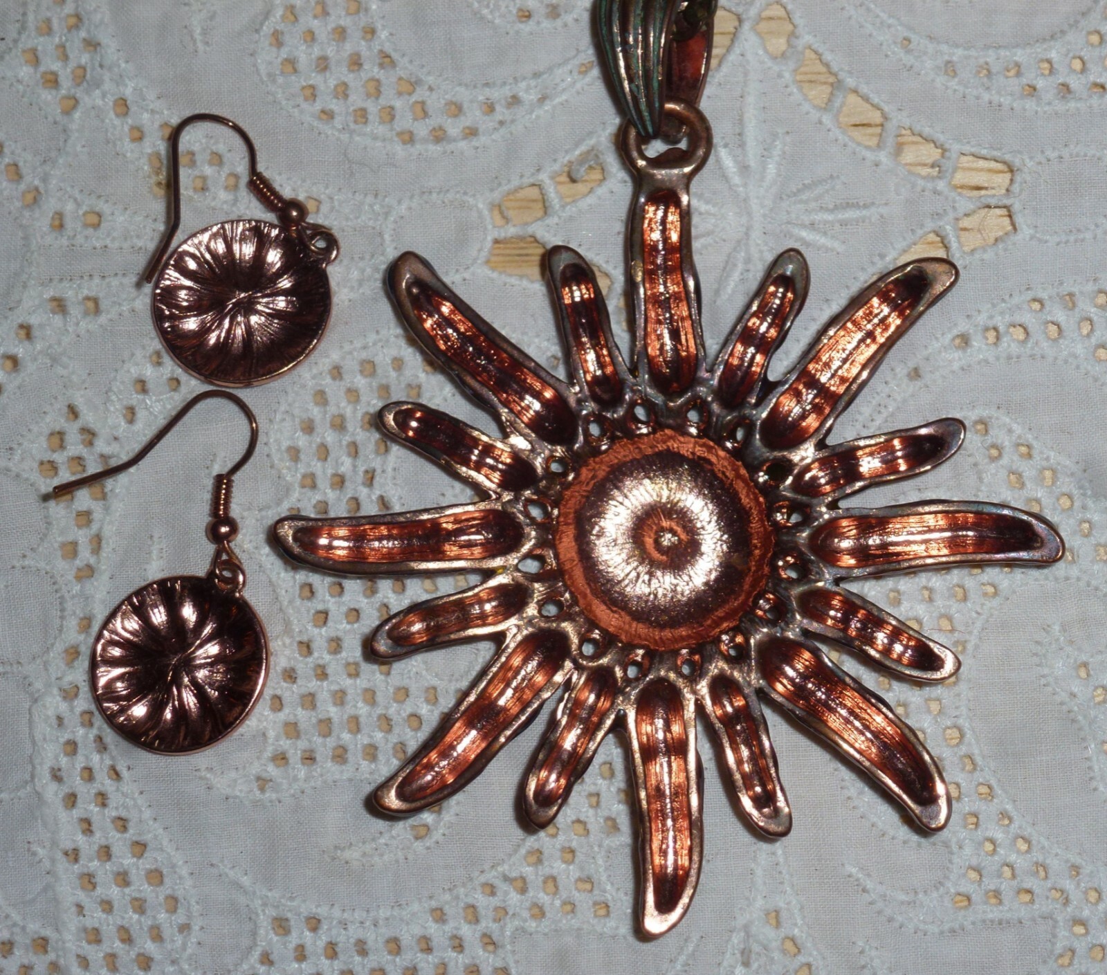 ARTSY BOUTIQUE COPPERTONE, ENAMEL & RHINESTONE NECKLA… - Gem